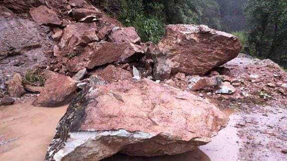 The Speed On Thal-munsiyari Road Remained Halted For 12 Hours ...
