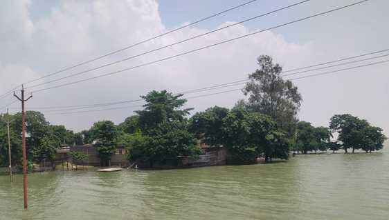 Flood In Ballia 10 Concrete Houses Submerged In River Electricity Of 10 ...