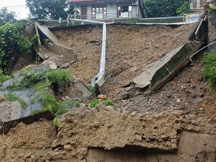Landslide In Sarkaghat, High Mast Light Fell - Mandi News - Mandi News ...