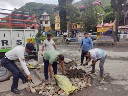 The Youth Of Darlaghat Set An Example By Filling The Potholes On The ...