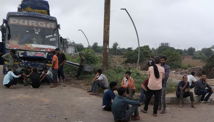 Unnao News - Unnao News - Unnao News:एक्सप्रेसवे पर खराब हुई स्लीपर बस रात भर परेशान रहे 95 यात्री