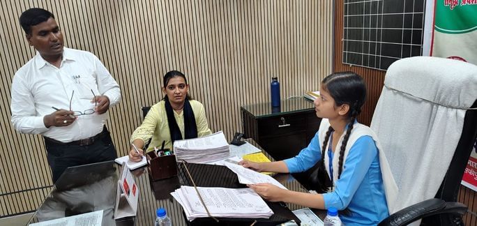 Unnao News - Unnao News - Unnao News:एक दिन की एसडीएम दीक्षा, बोलीं-मेहनत कर इसी कुर्सी पर पहुंचेंगी