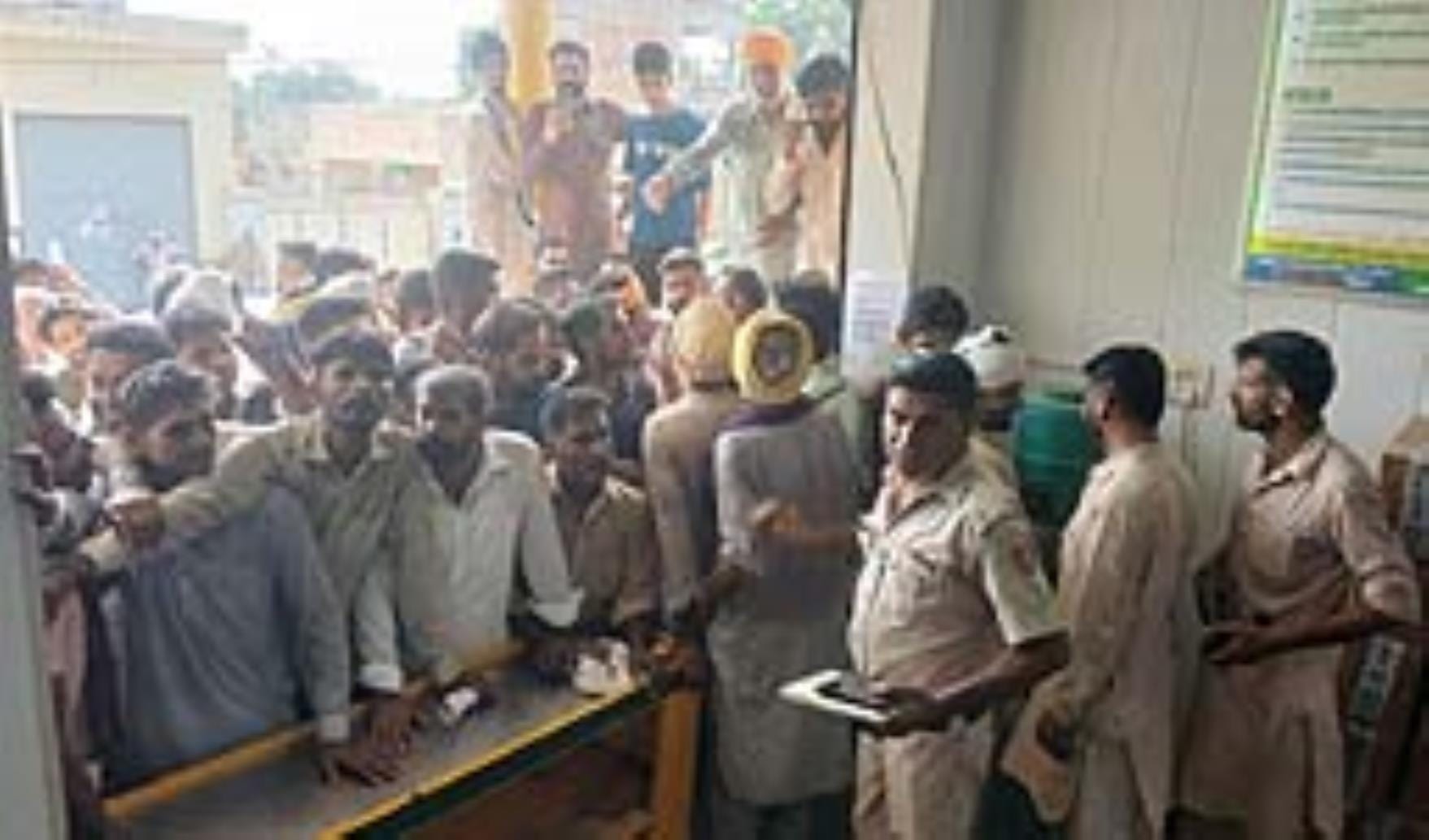 Uproar In Iffco Market Of Odhan For Dap - Sirsa News - Sirsa News:धक्का ...