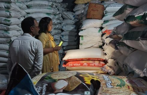 Unnao News - Unnao News - Unnao News:1.07 लाख रुपये का बेसन और सोयाबीन का तेल सीज