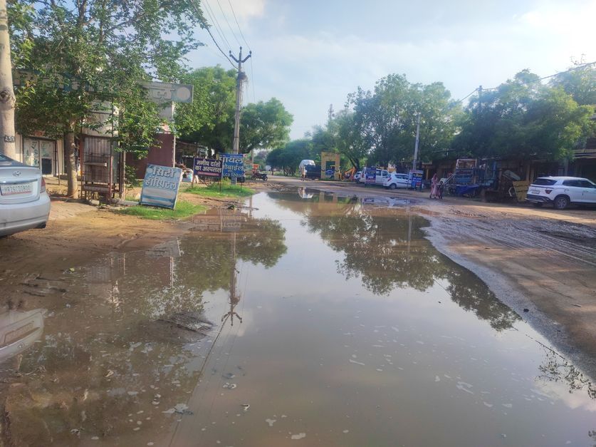 Daugada Ahir Chowk Turns Into A Pond, Light Rain Halts Traffic Movement ...