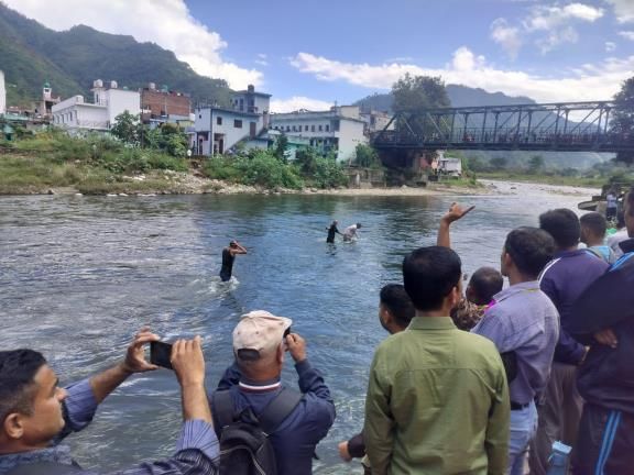 Three People Staged A Water Satyagraha In Chaukhutia, Rescued By Sdrf From The River. - Almora ...