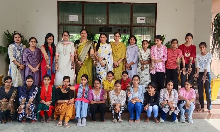 Sakshi First In Mehndi Competition On Karva Chauth - Mahendragarh ...