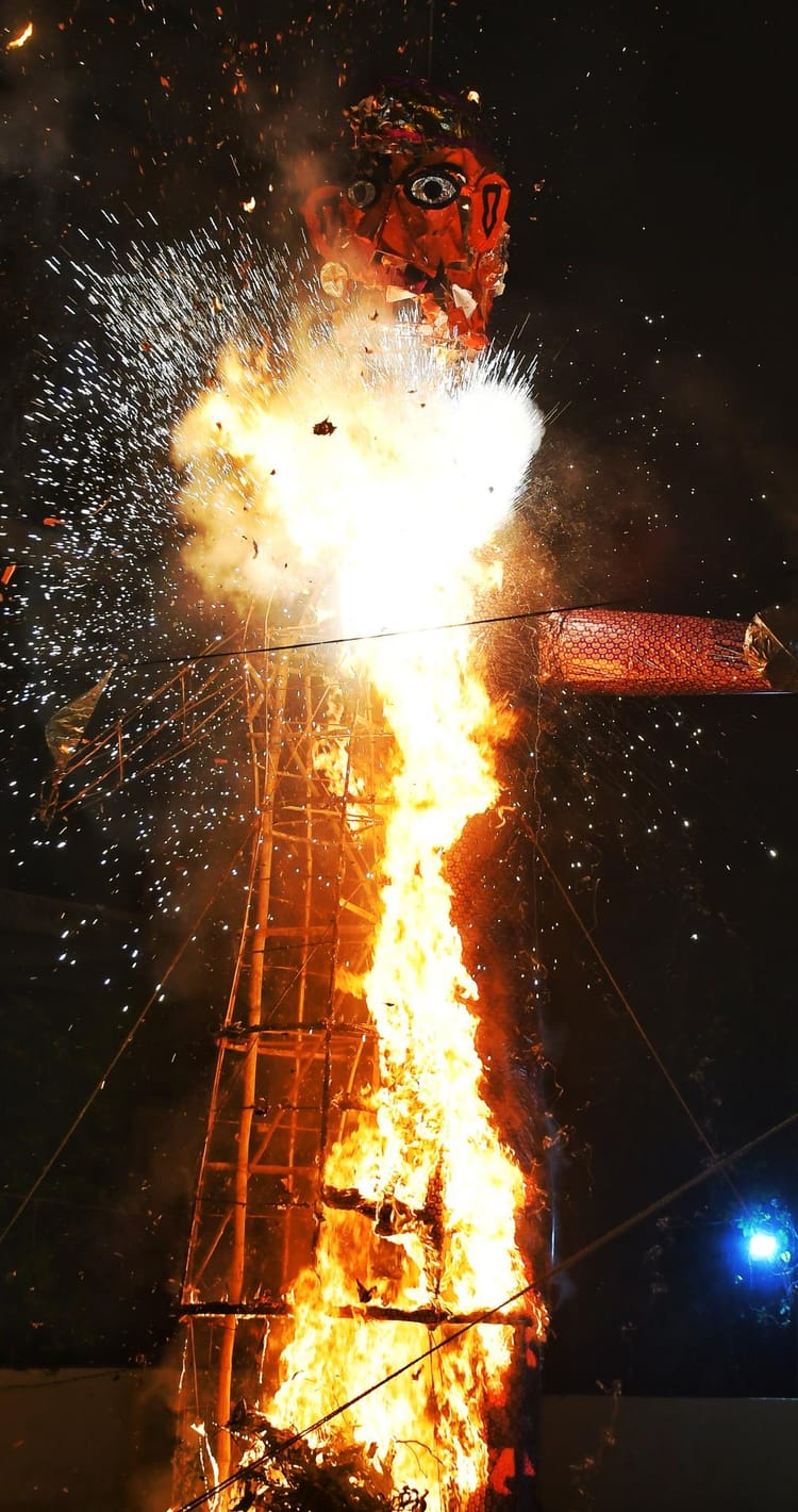 Burning Of Effigies Of Ravana And Meghnad - Lucknow News - Lucknow News:रावण और मेघनाद का पुतला दहन