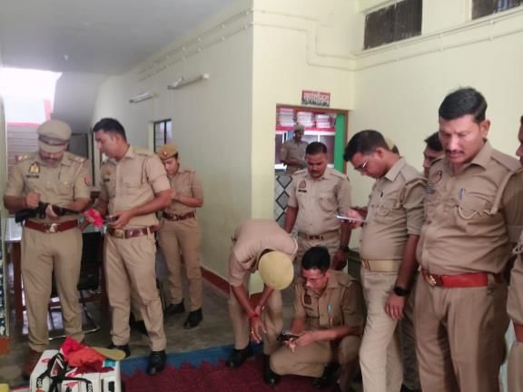 Police Remained Alert Upon Receiving Information About The Sp's Arrival. - Deoria News - Deoria ...