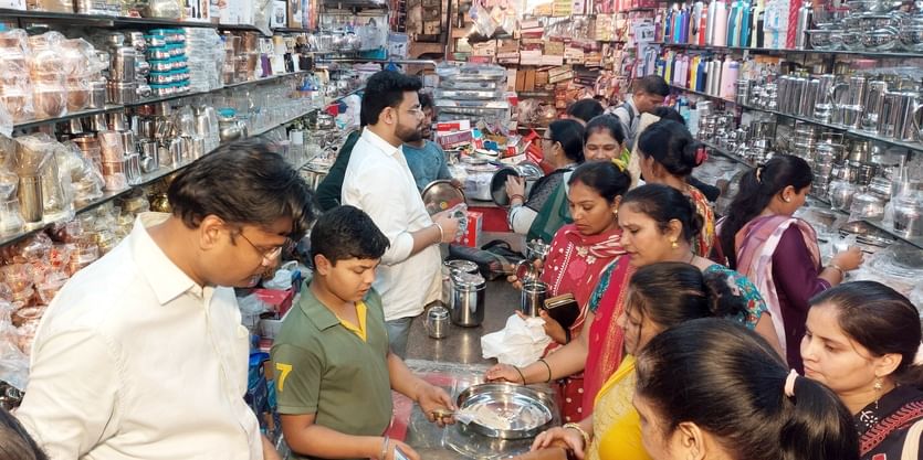 Utensils And Brooms Sold In Large Numbers On Dhanteras - Bijnor News - Bijnor News:धनतेरस पर खूब ...