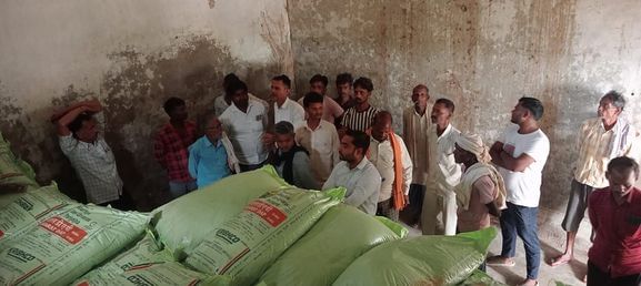 Unnao News - Unnao News - Unnao News:किसानों ने सचिव पर लगाया खाद की कालाबाजारी का आरोप