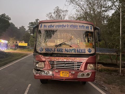 Bus -truck Accident In Nahan-ponta Nh - Sirmour News - Sirmour News:ट्रक से टकराई निजी बस ...