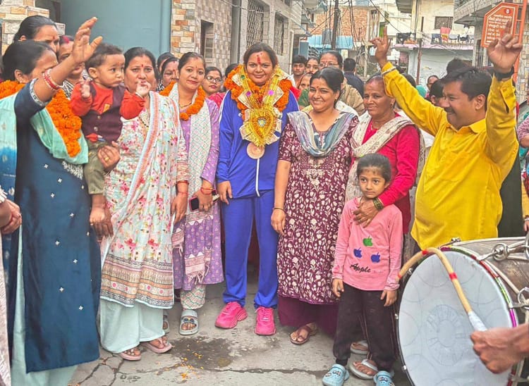 Pragya Joshi Was Welcomed Upon Reaching The Pilgrimage City ...