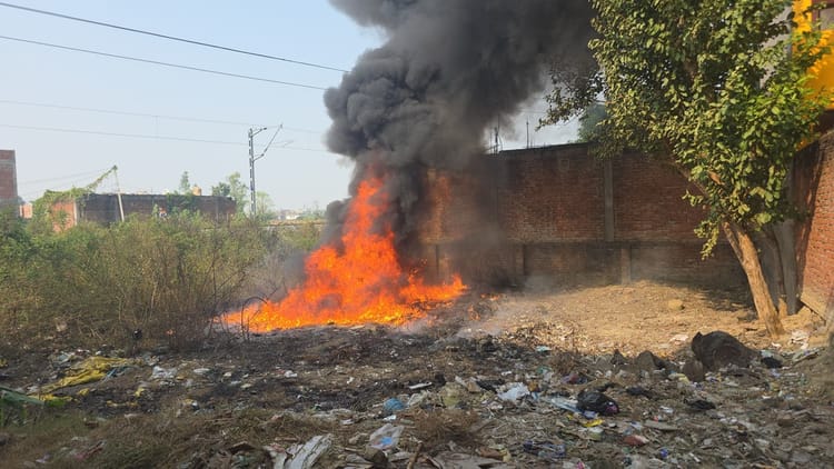 Fire Broke Out On A Plot Along The Railway Track... Flames Reached 12 ...