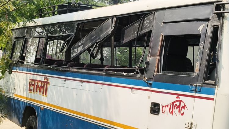Bus Windows Broken After Being Hit By A Dumper - Raebareli News ...