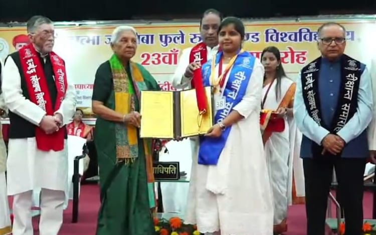 Awarded With Gold Medal For Topping Girl Students - Shahjahanpur News ...