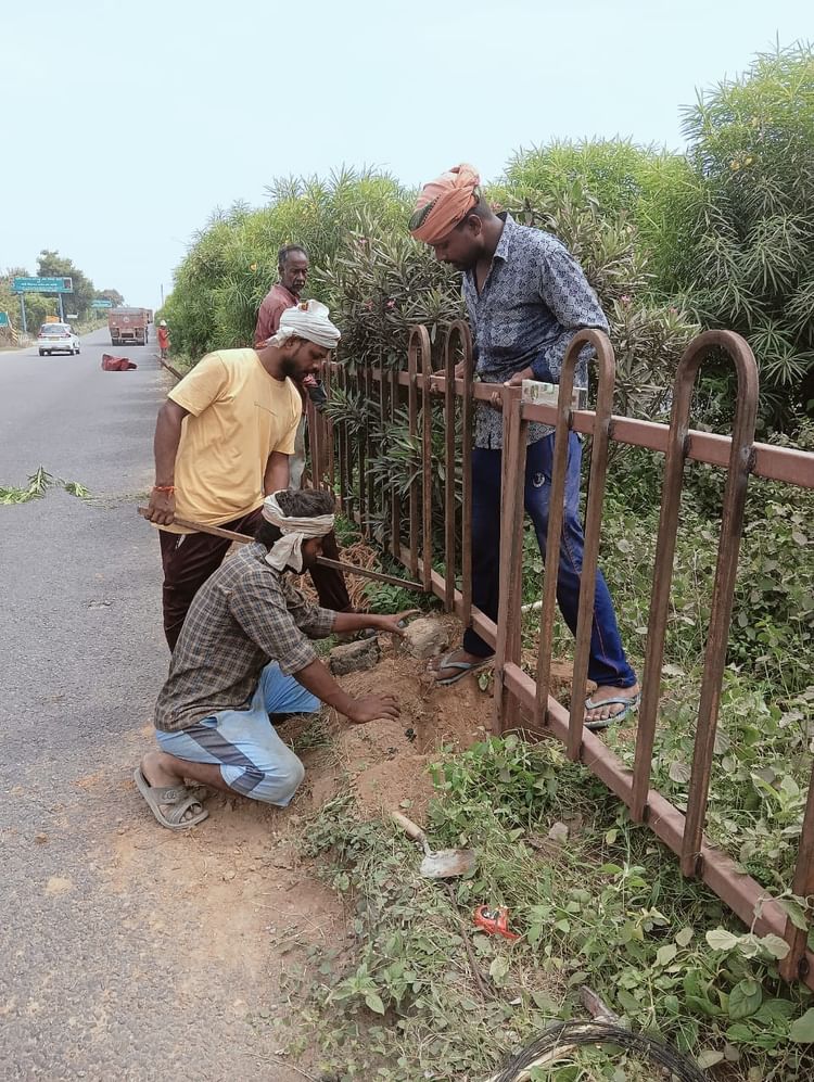 Railings Will Be Installed On The Dividers Of The Danger Zone Of The ...