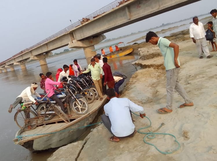 Pontoon Bridge Not Built At Madayan Ghat, Boat Is The Only Support ...