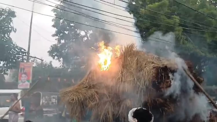 A Short Circuit Caused A Fire In A Tractor Trolley Loaded With Straw ...