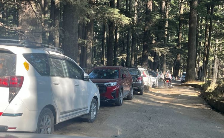 Randomly Parked Vehicles Cause Traffic Jams In Manali - Kullu News ...