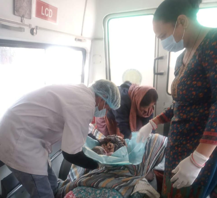 Ambulance Workers Ensure Safe Delivery On The Way - Ghaziabad News ...