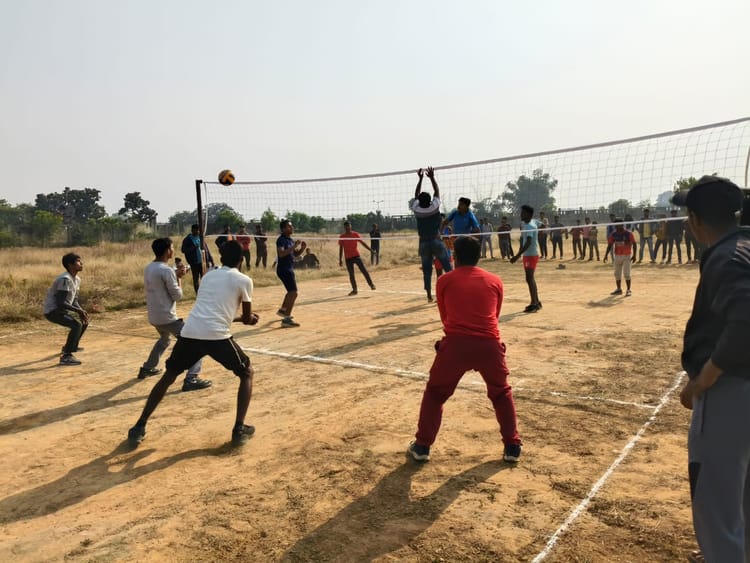 Volleyball: Tendua Kala Triumphs - Mirzapur News - वॉलीबाल :तेंदुआ कला ...
