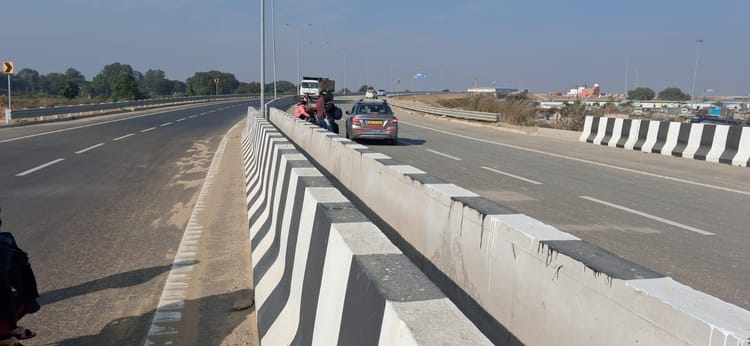 Responsible People Are Unaware, Vehicles Are Running On The Under-construction Ganga Expressway ...