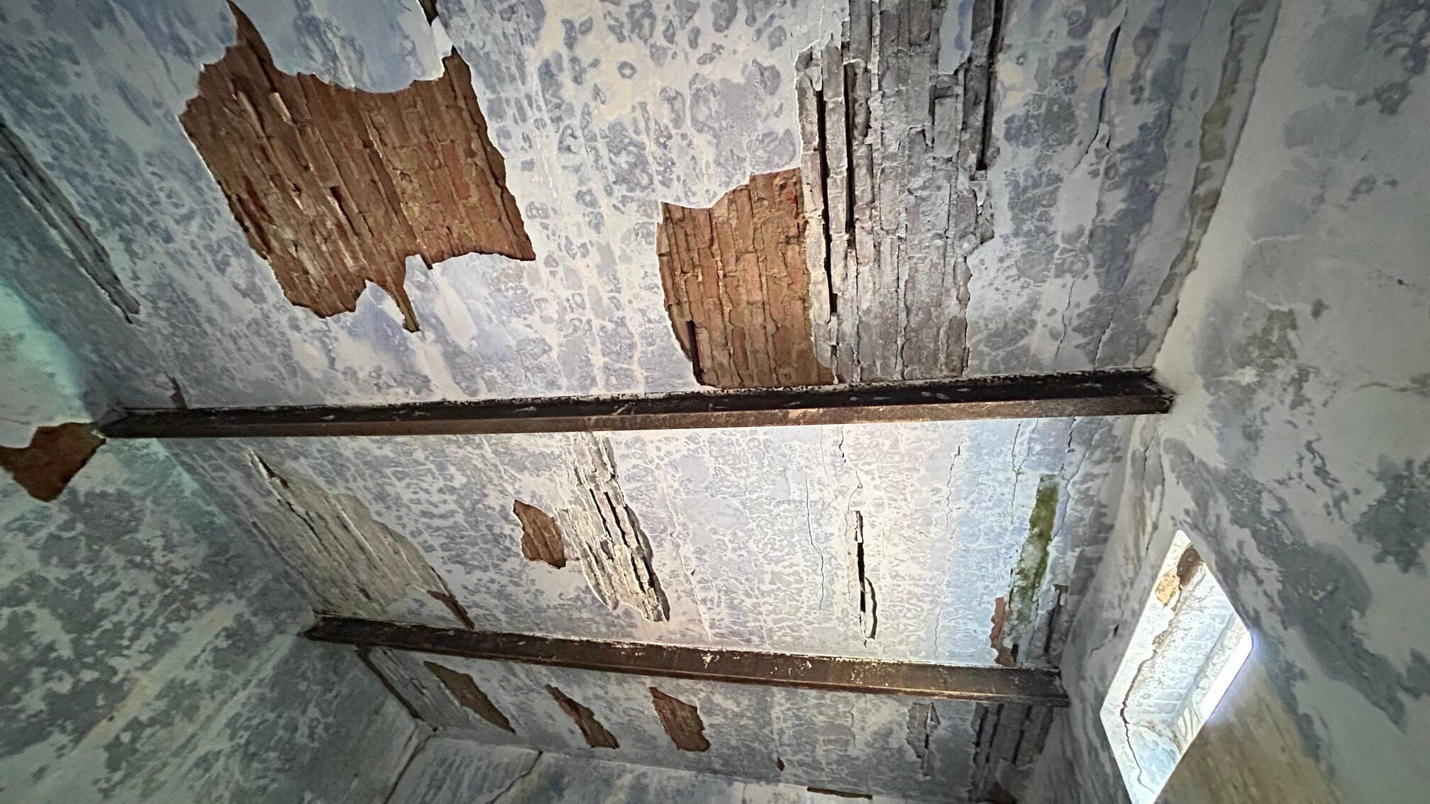 The 70-year-old Inter College Building Fell Into Disrepair, With Eight ...