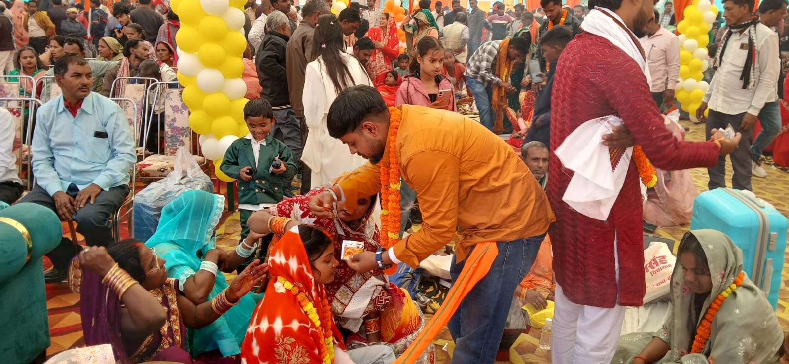 232 Couples Held Each Other's Hands, The Wedding Party Danced. - Basti News - Basti News:232 ...