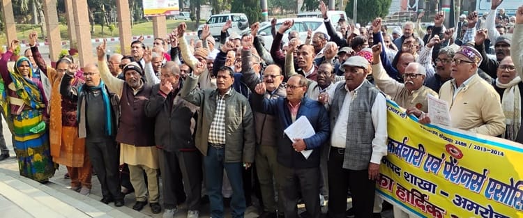 The Pensioners' Association Held A Protest And Chanted Slogans ...