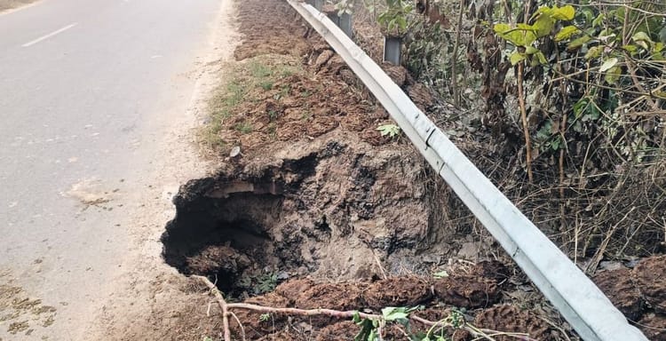 Drive Carefully On The Amarpur-kali River Bridge Route In The Fog ...