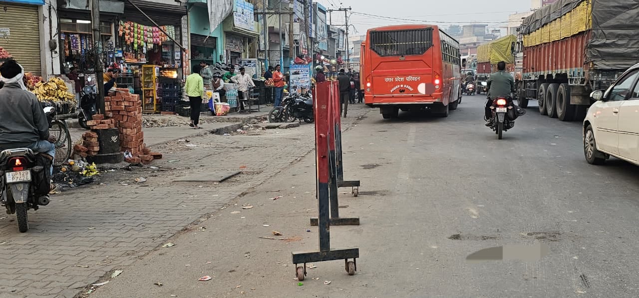 Buses Will Not Stop Beyond The Barricade At Delhi Intersection In ...