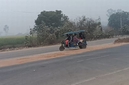 E-rickshaws Plying On Highways Despite Being Banned - Budaun News ...