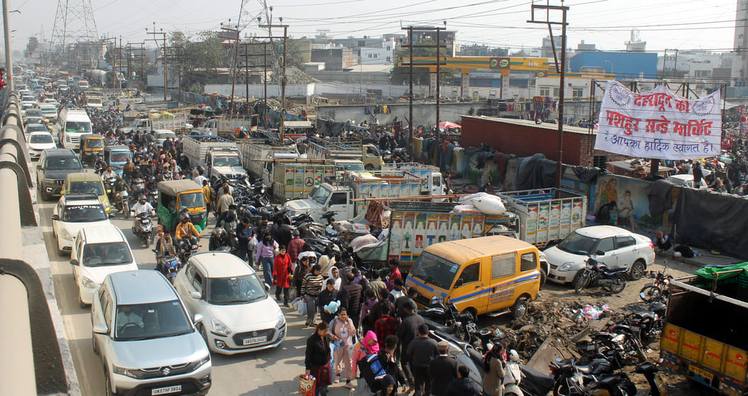 Sunday Bazaar: Plan Fails, Traffic Jam Near Isbt - Dehradun News - संडे ...