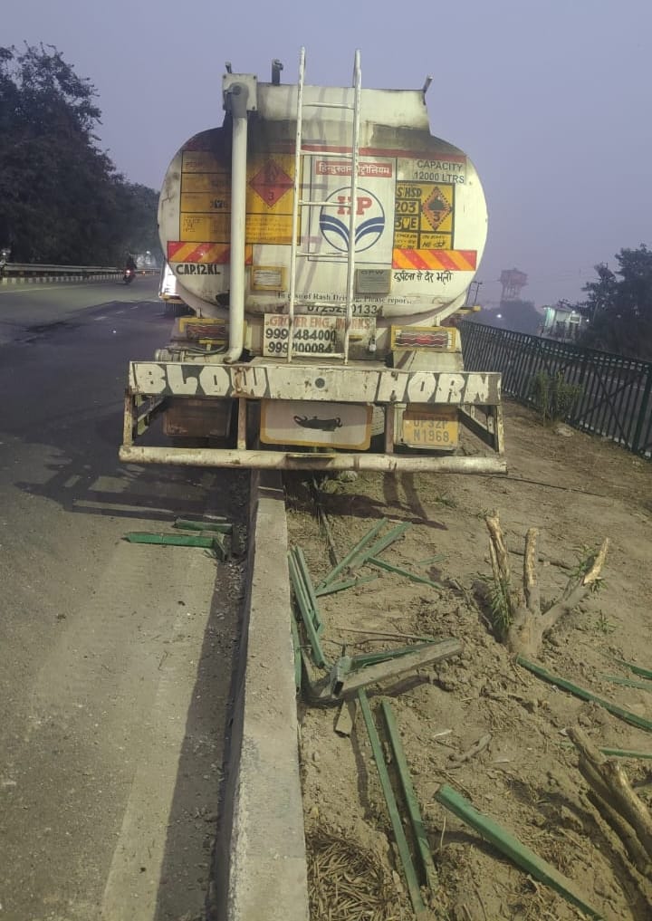 A Diesel Tanker Broke The Railing Of Shaheed Path And Climbed Onto The ...