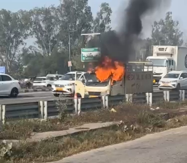 A Tempo Filled With Oxygen Cylinders Caught Fire. - Karnal News ...