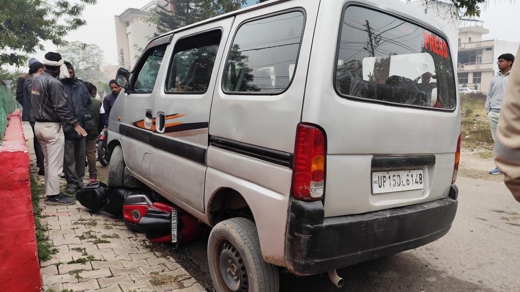 Bike Stuck Under Car, Young Man Riding It Injured - Meerut News - Meerut News:कार के नीचे फंसी ...