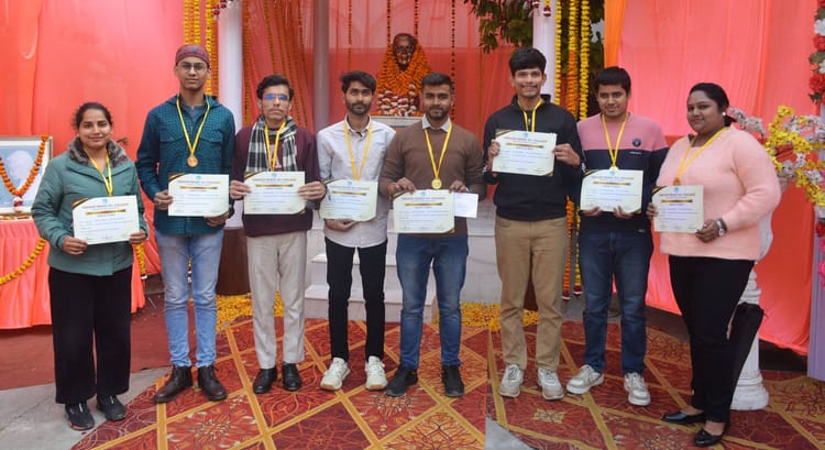 Meritorious Students Received Respect - Lucknow News - Lucknow News ...