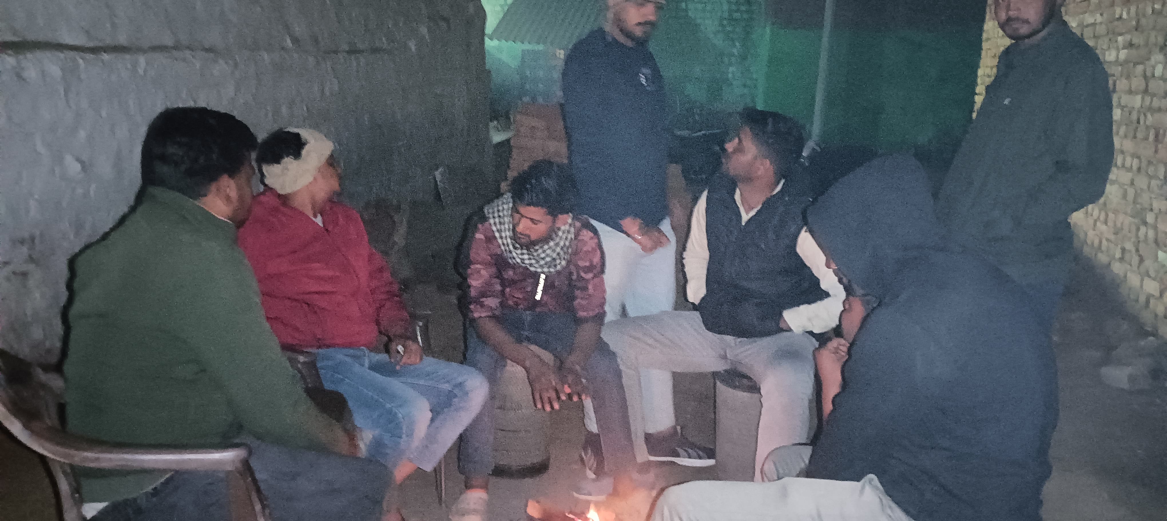 Cold Wave Wreaks Havoc, Villagers Resort To Bonfires - Agra News - Agra ...