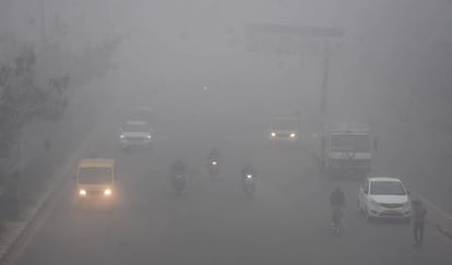Varanasi Weather:दिन से ढ़ाई गुना ज्यादा ठिठुर रहीं रातें, 50-100 मीटर ...