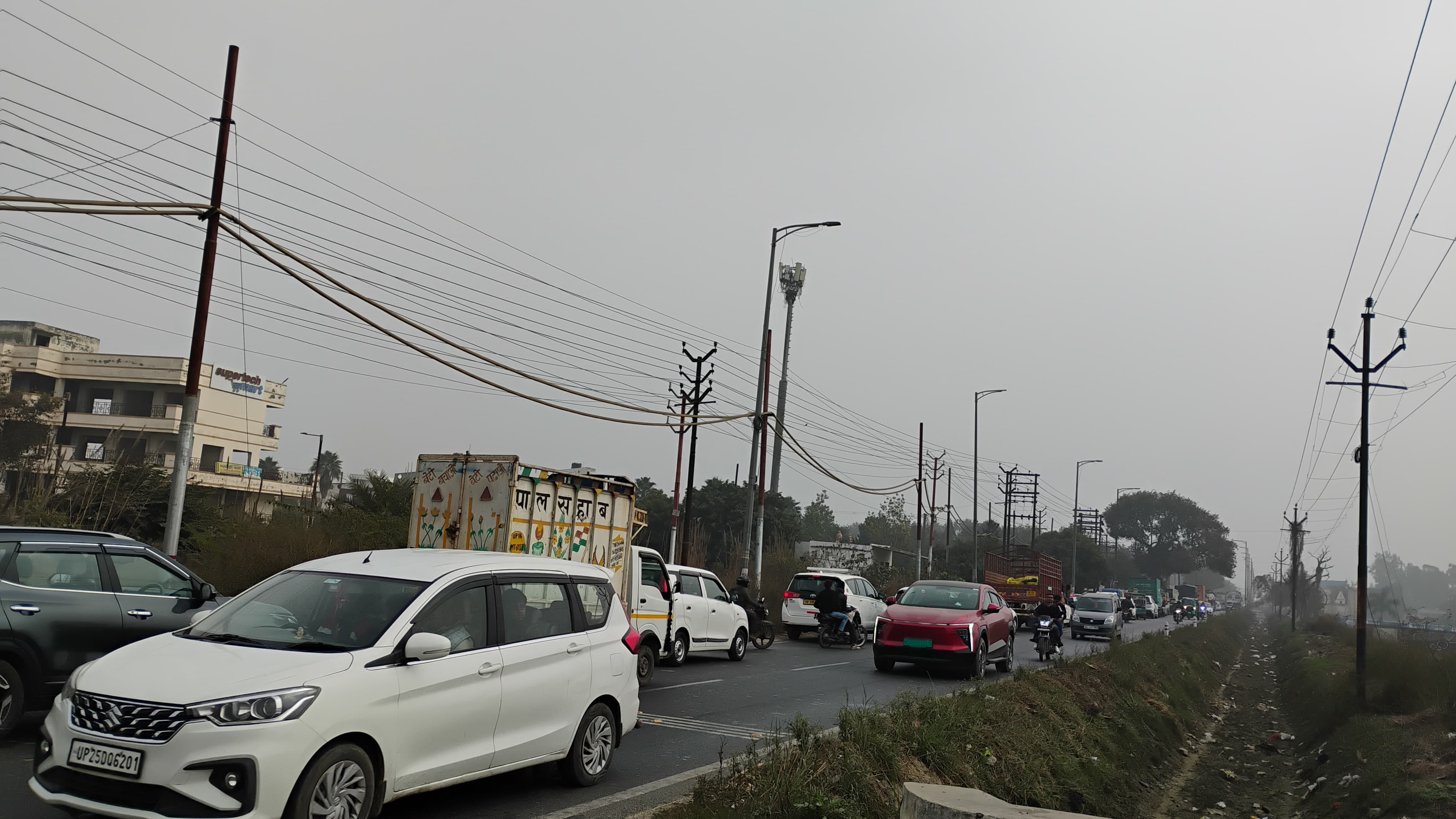 Four Kilometer Long Traffic Jam At The Railway Crossing On Bijli Bamba ...