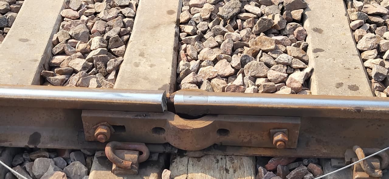 Fracture On Railway Track In Balrai, Passengers In Shikohabad Remain ...