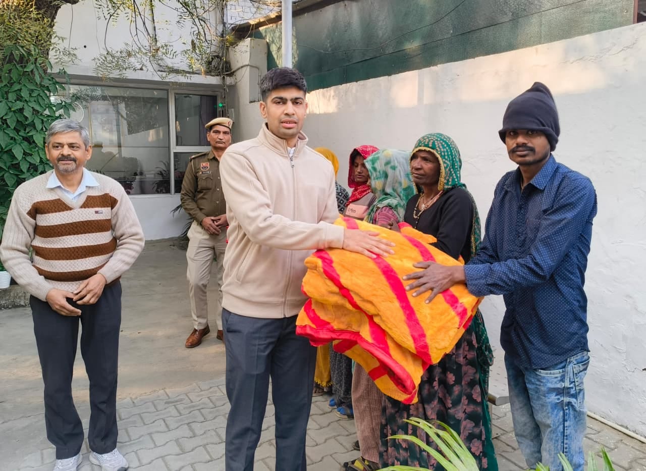 Dc Abhishek Meena Distributed Blankets To Those In Need. - Rewari News ...