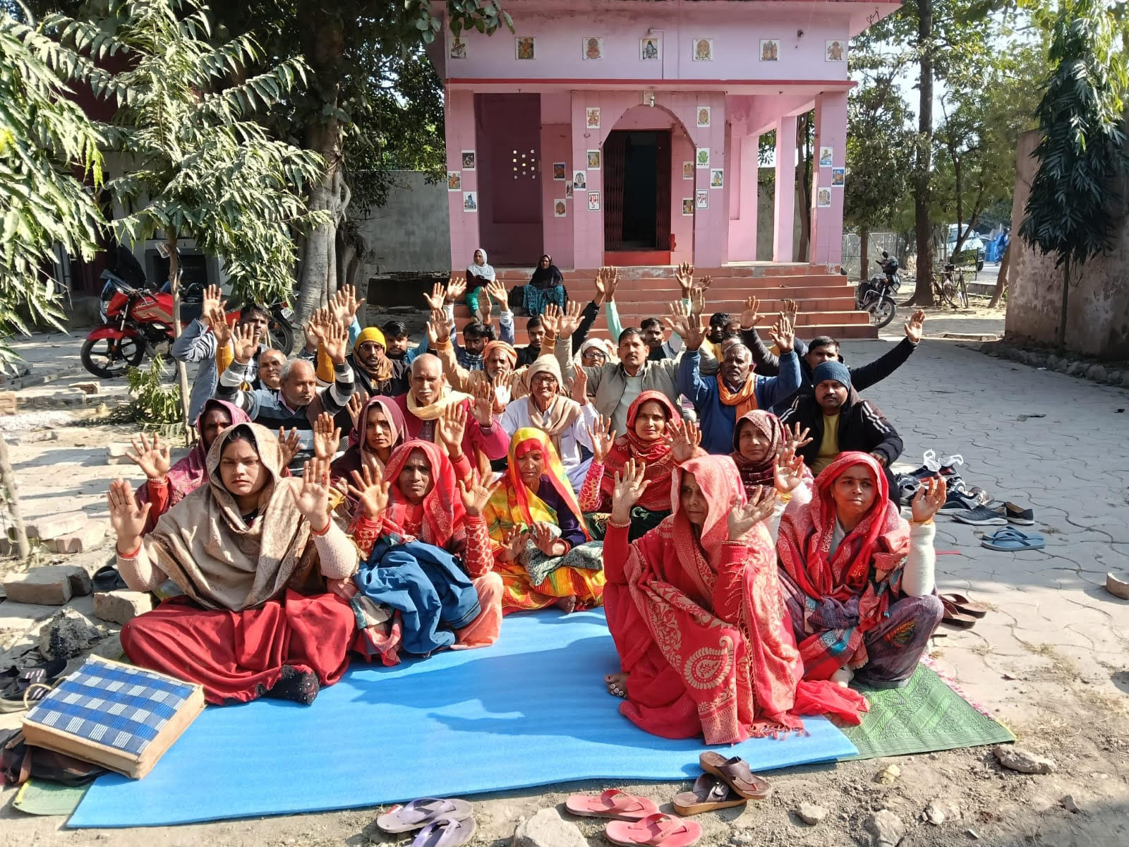 Dharna Was Held Due To Non-arrest Of Mobile Robbery Accused - Lucknow ...