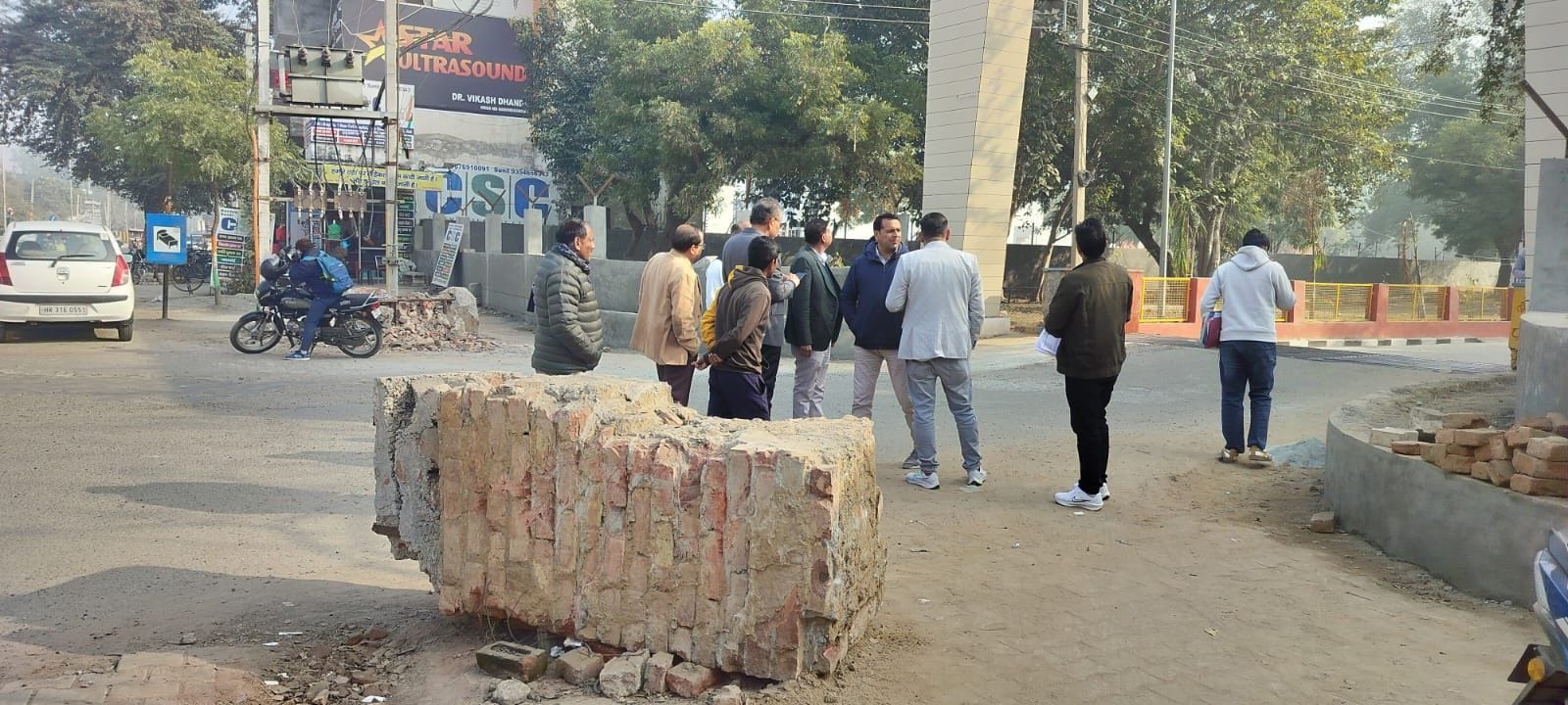 The Gate Light Is Off, And The Toughened Glass Is Also Broken ...