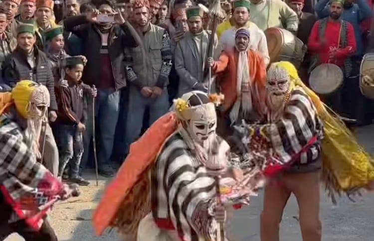 Throwing Ashes To Ward Off Evil Forces - Kullu News - Kullu News:राख ...