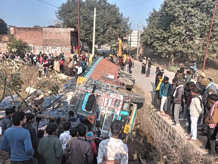 A Truck Carrying Cattle Collided With A Car And Overturned In A Drain ...