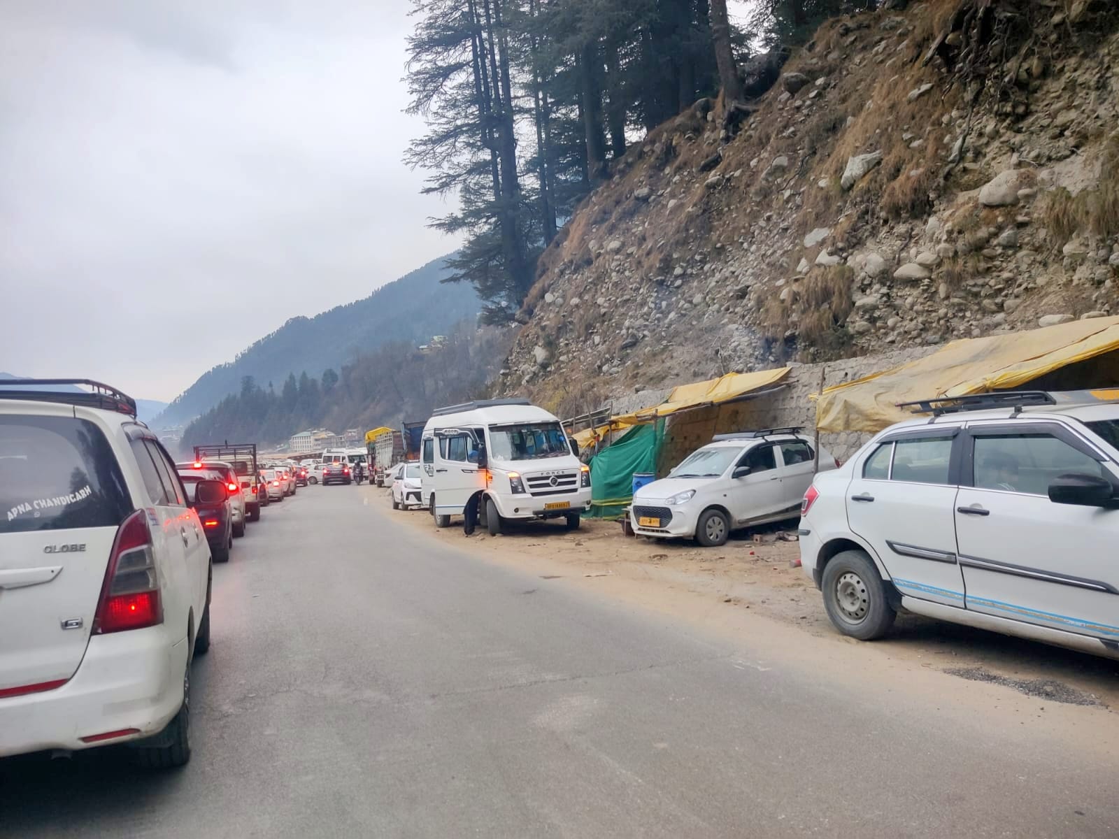 Traffic Jam Engulfs Manali, Claims Of Solution Hanging In The Air ...