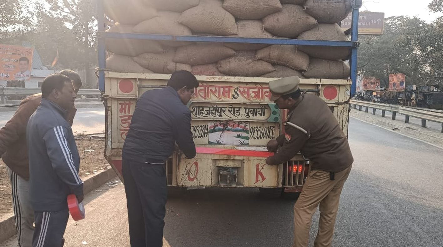 To Ensure Vehicles Are Visible In The Fog, Install Retro-reflective Tape - Barabanki News ...