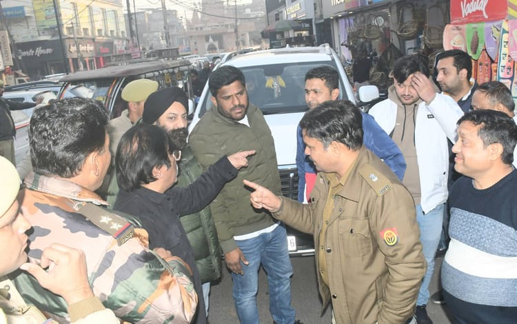 Abulen-bombay Bazaar Traffic Jam Sparks Uproar, Traders' Vehicles ...